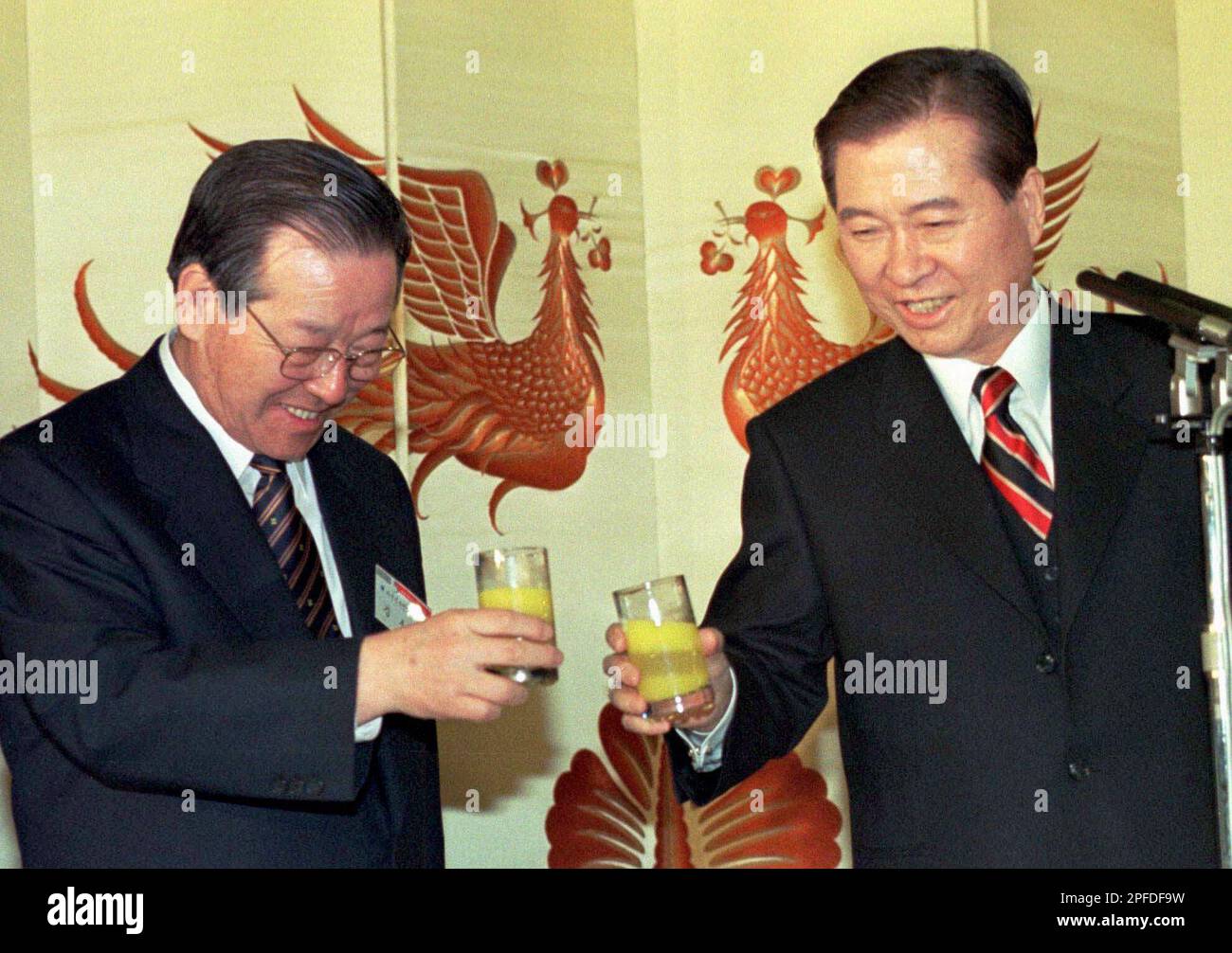 South Korea's new President, Kim Dae-jung, right, toasts his glass with ...