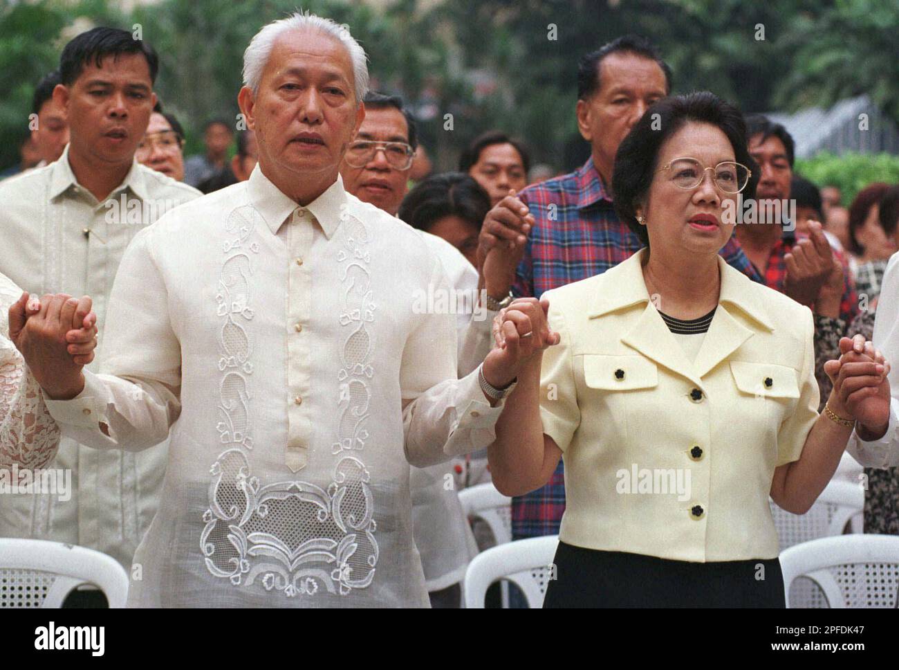 Former President Corazon Aquino joins hands with Manila Mayor Alfredo ...