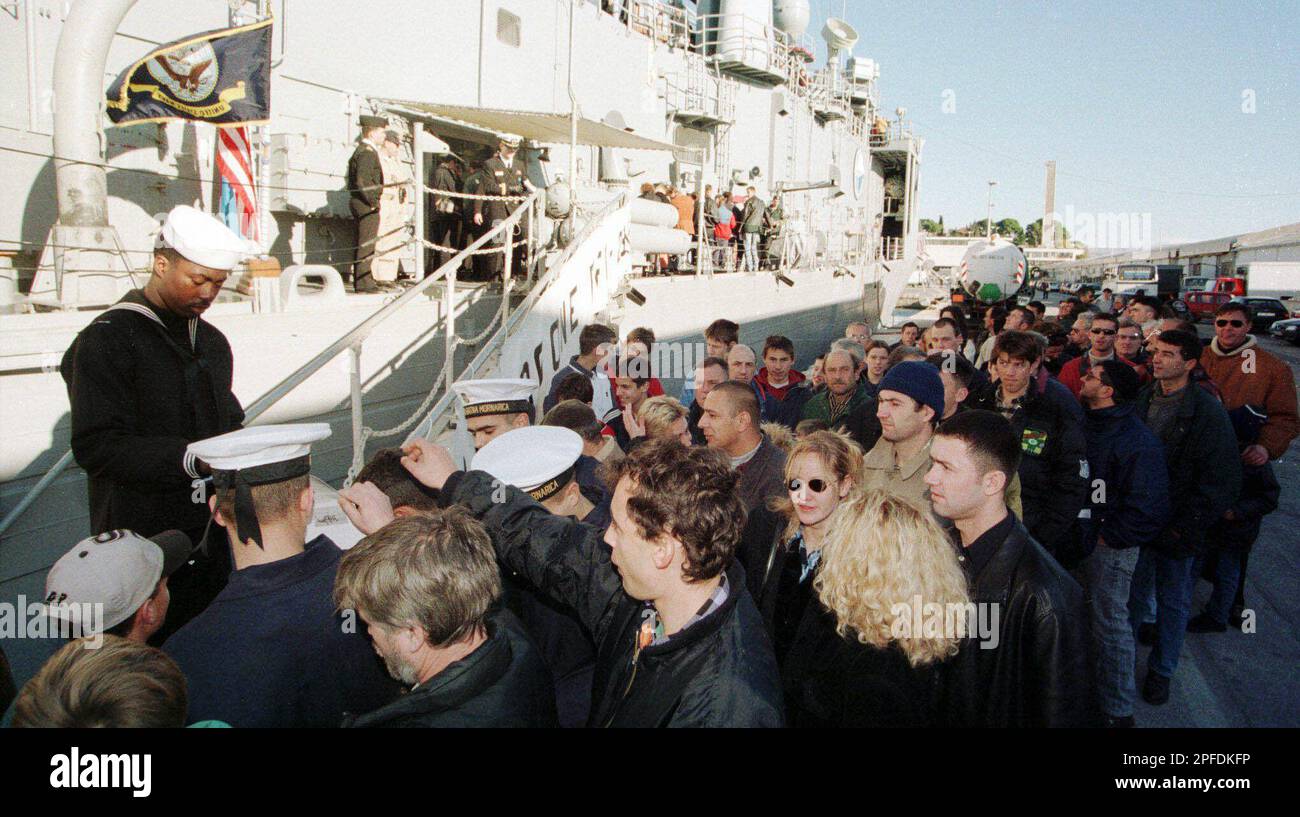 Split residents wait in line to visit the American frigate USS Boone in ...