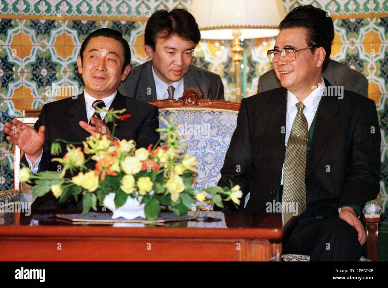 Chinese Premier Li Peng, right, and his Japanese counterpart Ryutaro ...