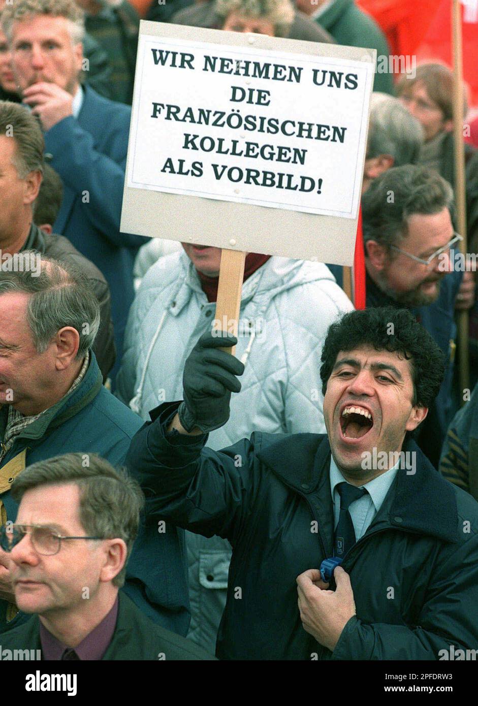 About 500 members of German public service trade union (OETV ...