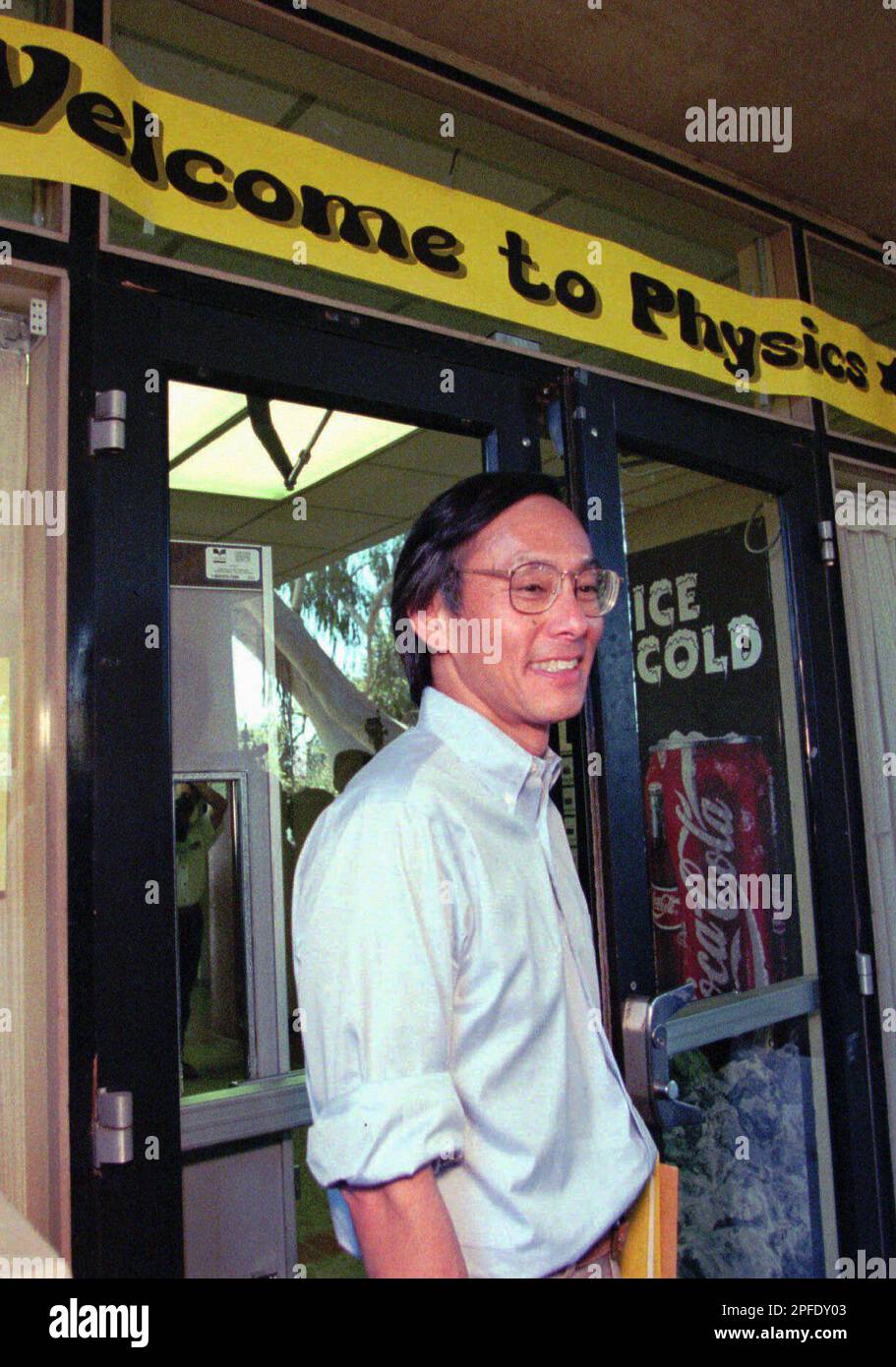 Stanford University professor Steven Chu smiles outside the physics ...