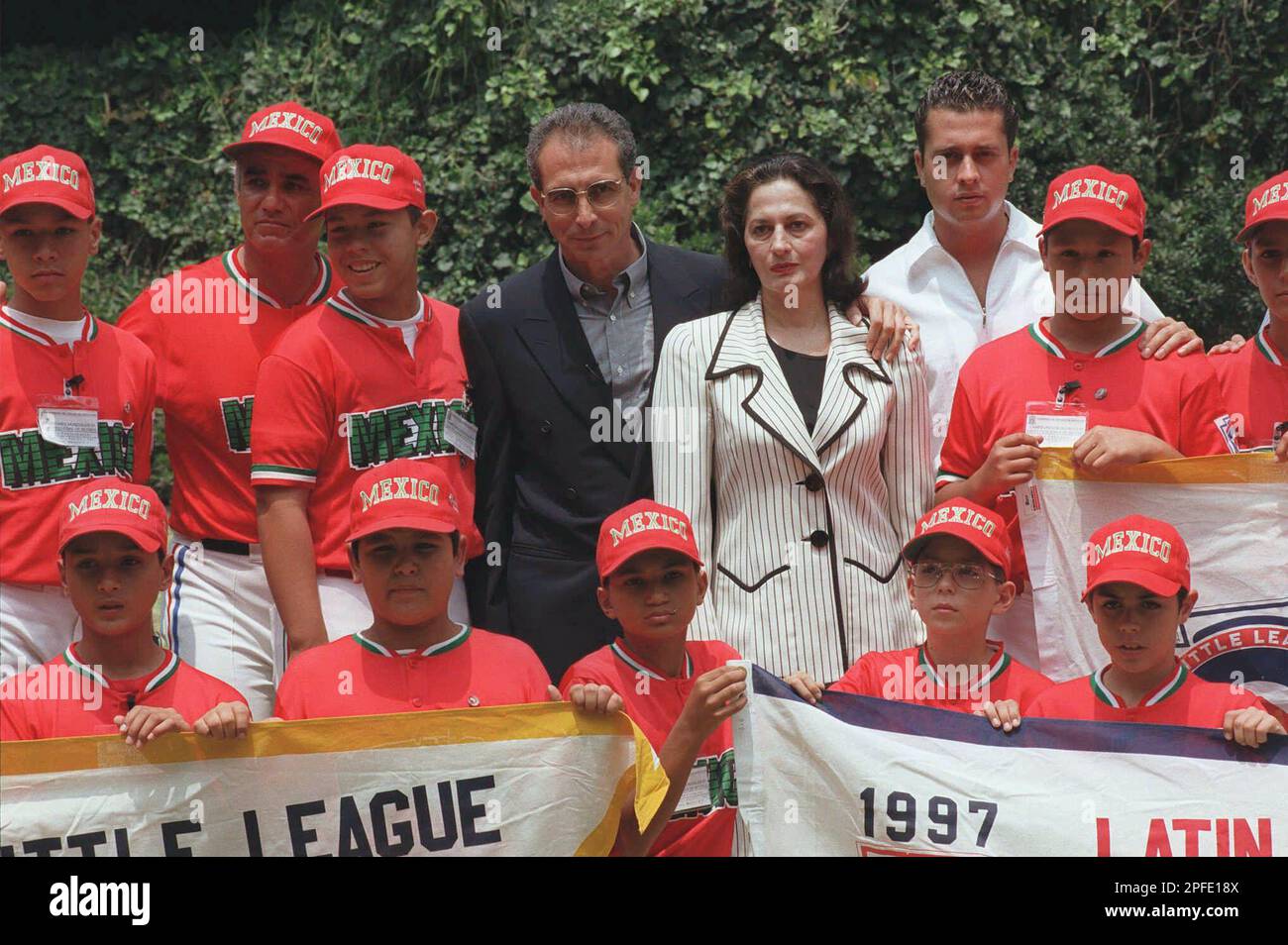 Mexican President Ernesto Zedillo, fourth from left, his wife Nilda ...