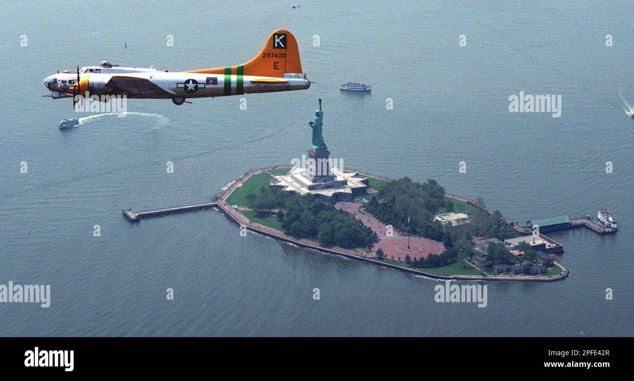 Ken Moses of Geneso, N.Y., pilots a WWII B-l7 Flying Fortress near the ...