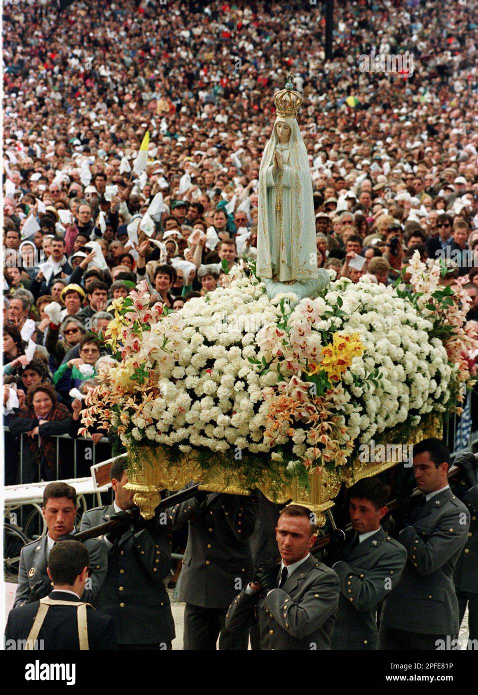 Portuguese Army officers carry the statue of Our Lady of Fatima through ...