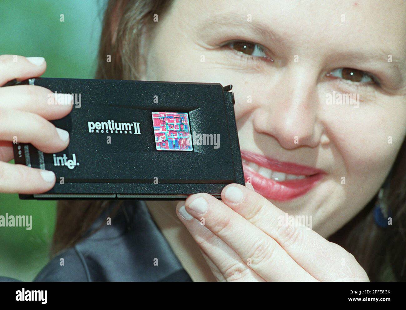 Den neuen Intel Pentium Prozessor 2 zeigt dieses Modell am Dienstag, 6 ...