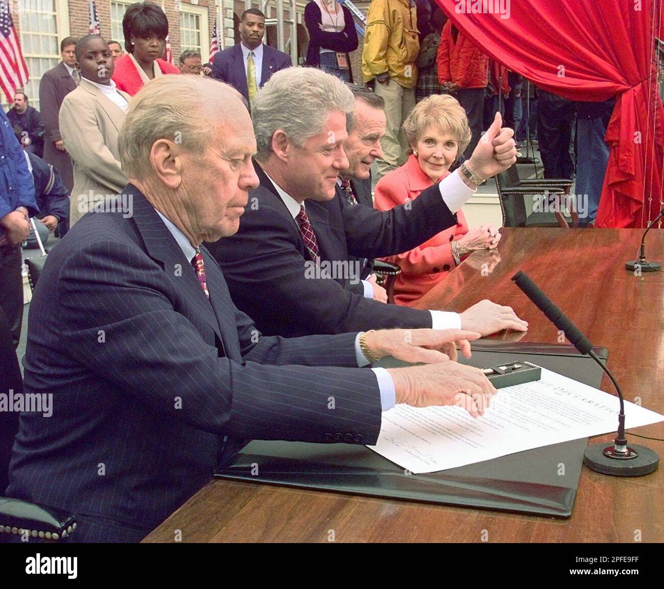 President Clinton gestures with a thumbs up as Former President Gerald ...
