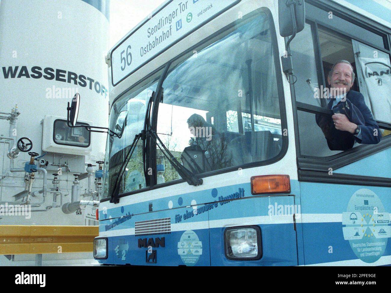 Mit einem wasserstoffbetriebenen Bus haelt dieser Fahrer am Montag, 28 ...