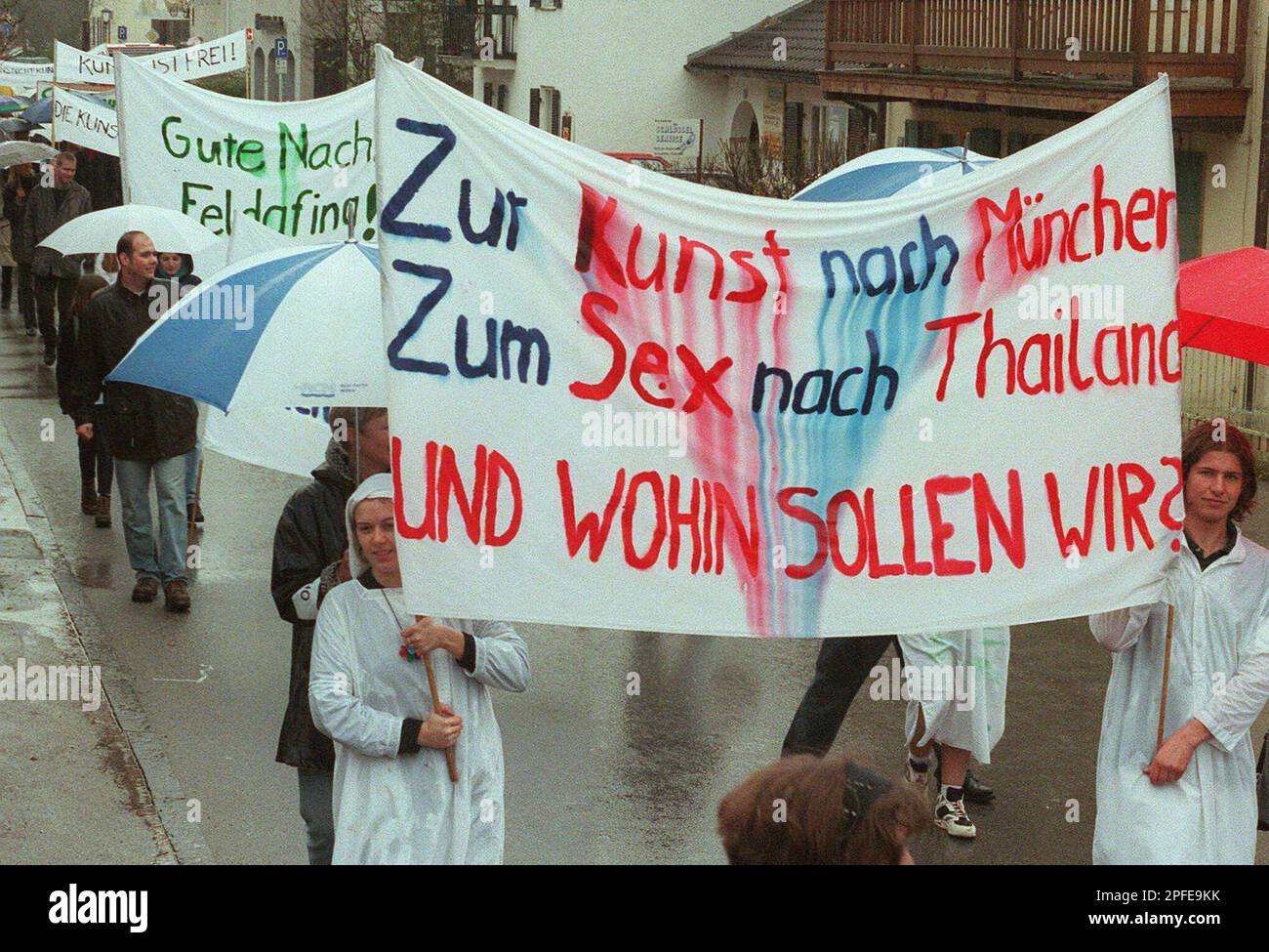 Mehrere hundert Demonstranten protestieren am Samstag, 26.April 1997 ...