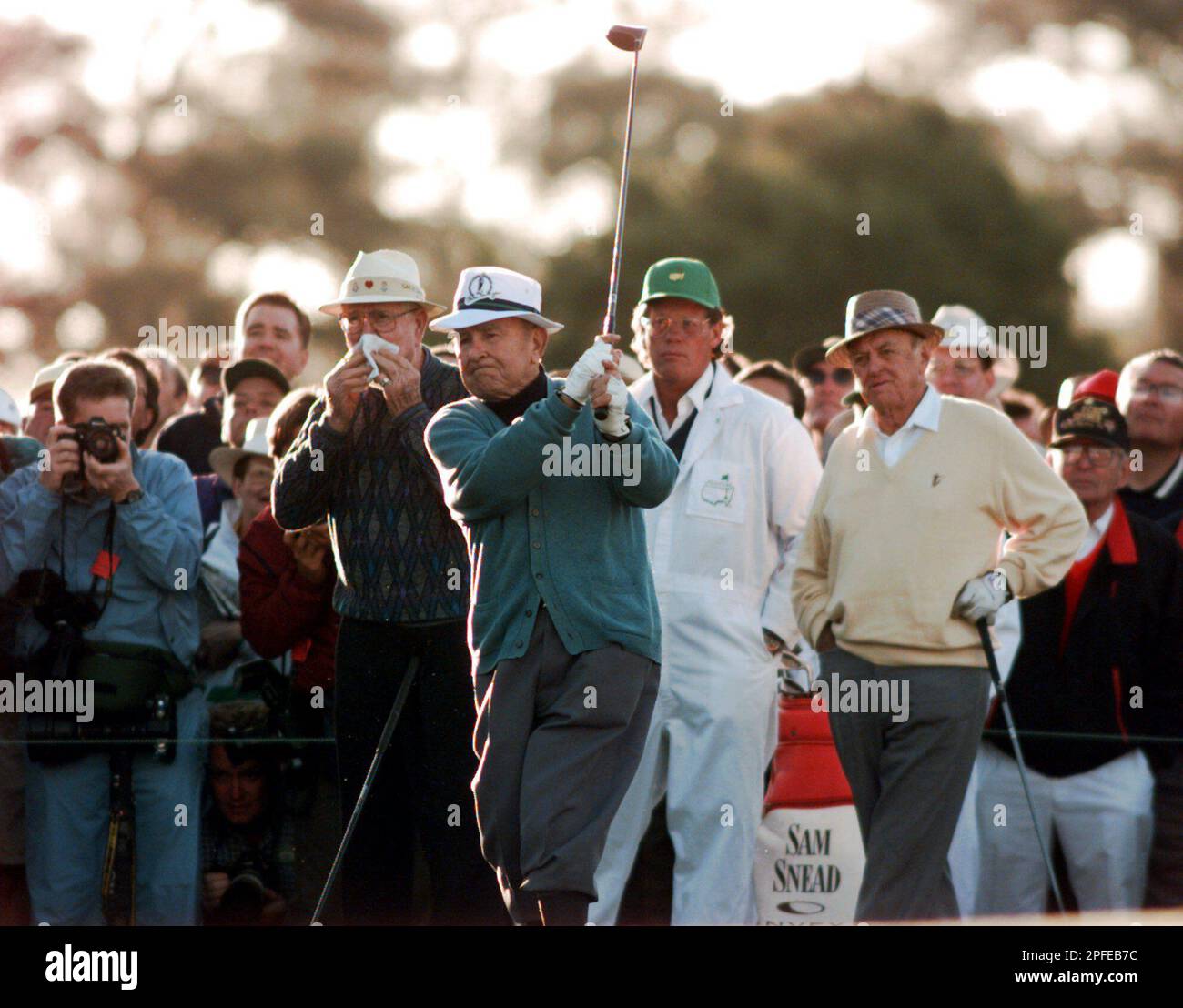 Gene Sarazen tees off to officially start the 1997 Masters as Byron ...