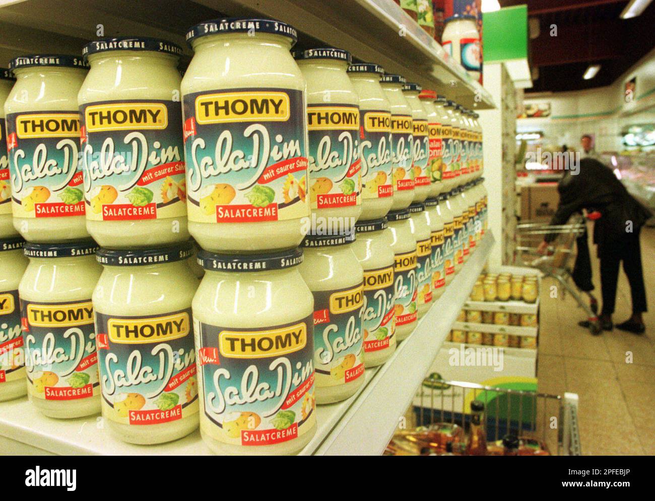 In einem Regal eines Hamburger Supermarktes stehen am Dienstag, 8 ...