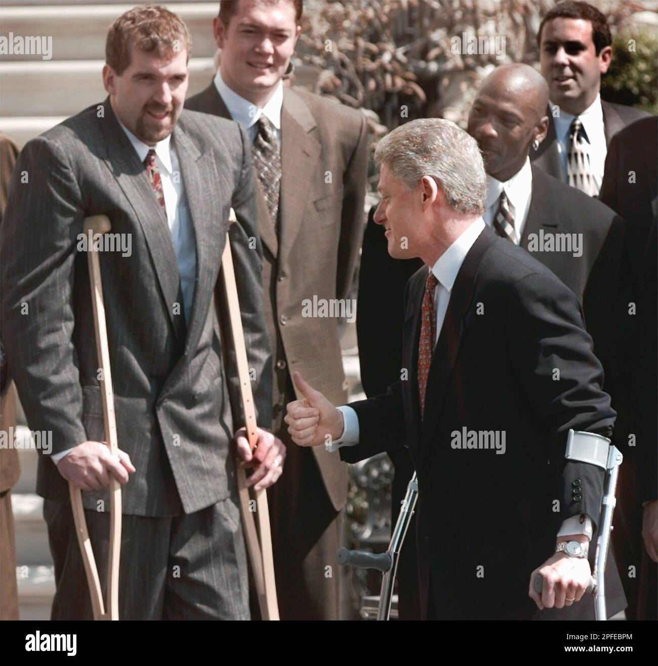 President Clinton gives a thumbs-up to injured Chicago Bulls center ...