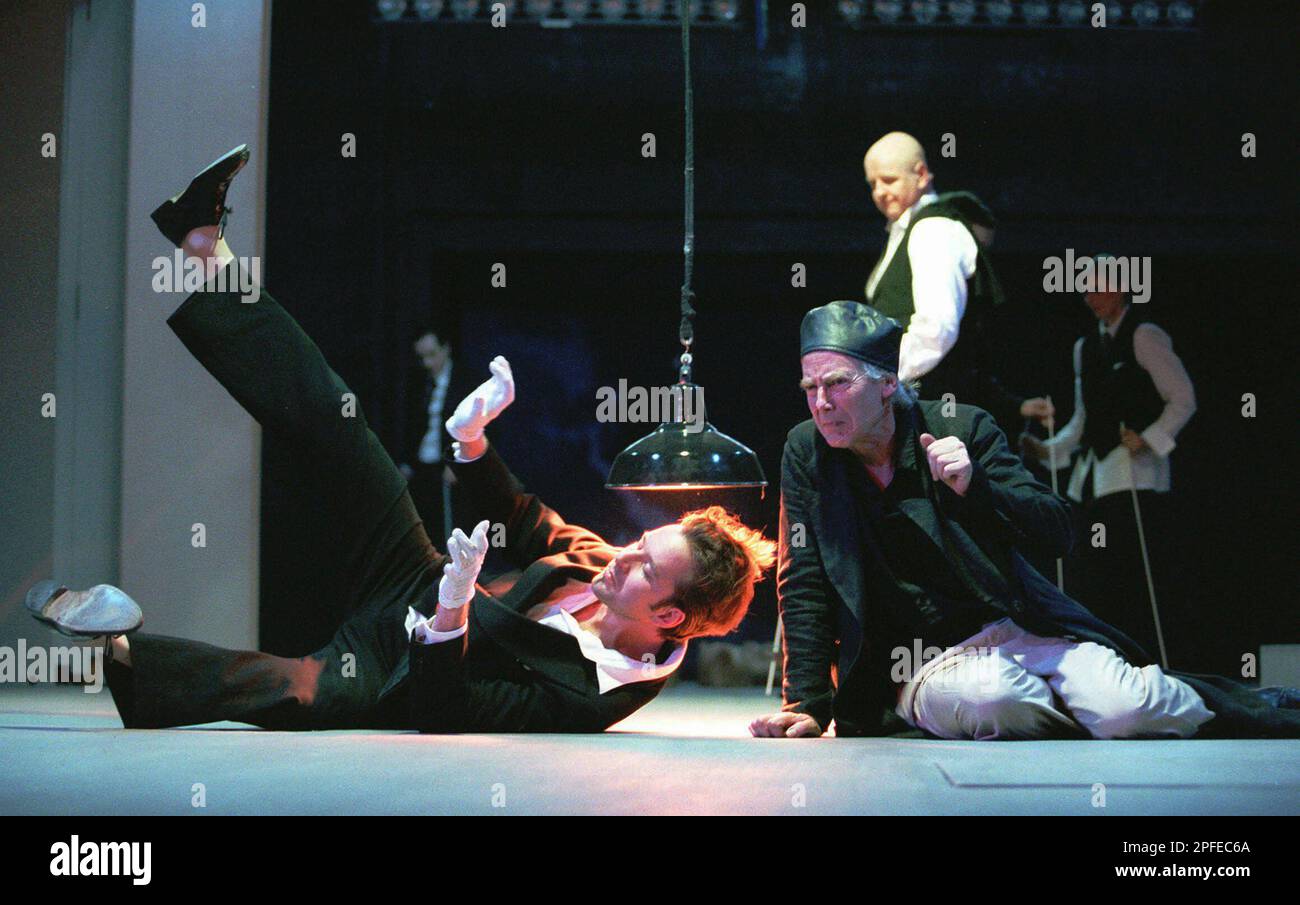 Michael Neuenschwander (l) als Faust, Joachim Bliese (vorne) als ...