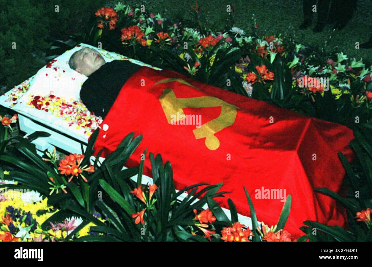 The body of Deng Xiaoping lies on a bier under the Chinese national ...
