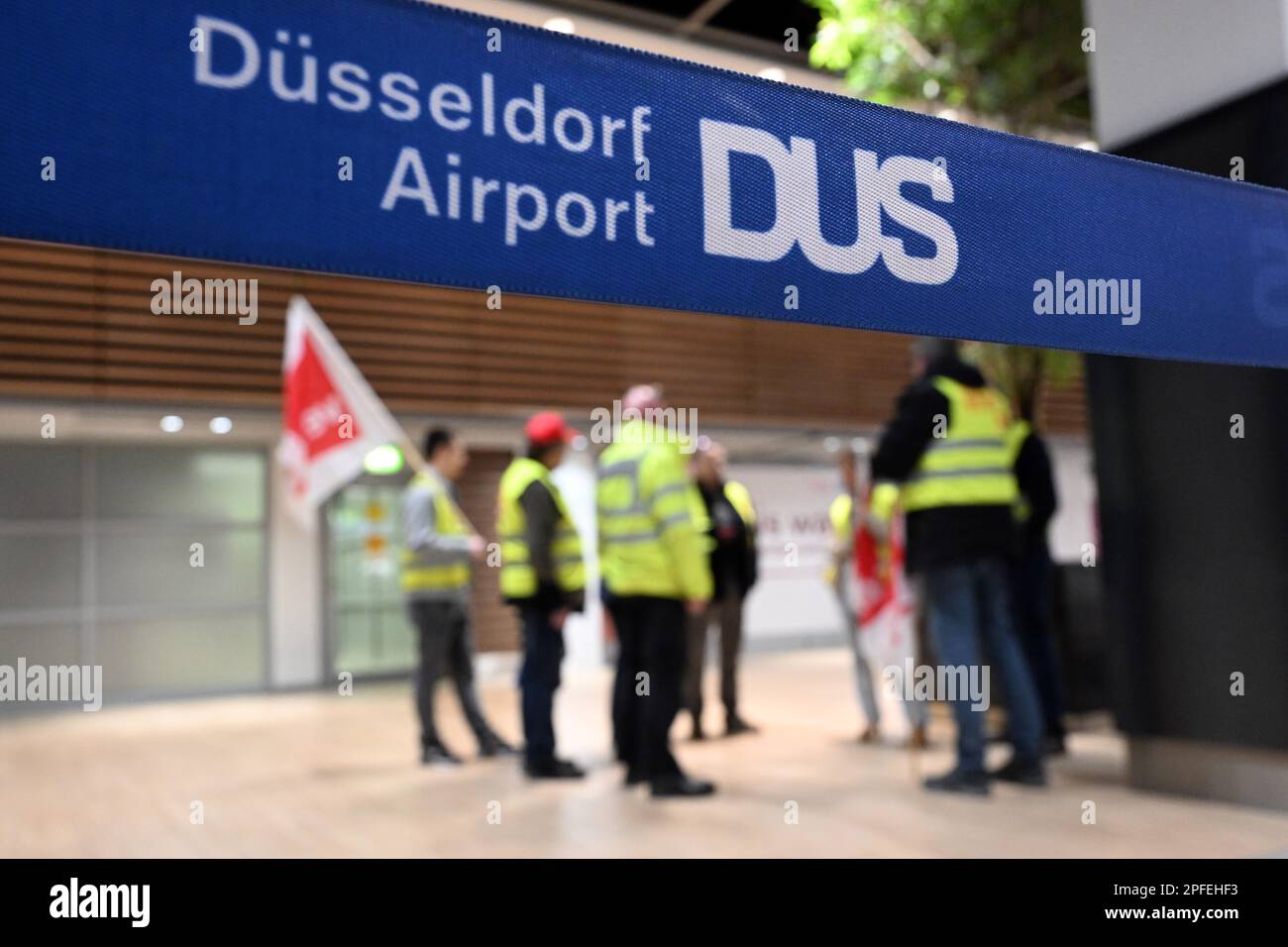 Duesseldorf, Germany. 17th Mar, 2023. Striking airport employees stand ...