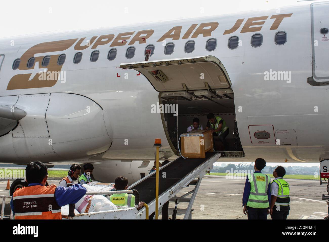 Bandung, West Java, Indonesia. 17th Mar, 2023. Staff prepares a Super Air Jet aircraft before ...