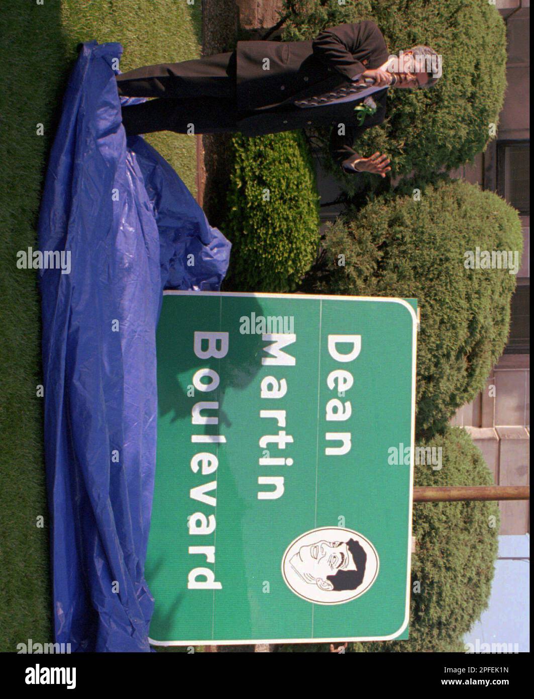 Steubenville, Ohio, Mayor Dominic Mucci uncovers a new sign honoring ...