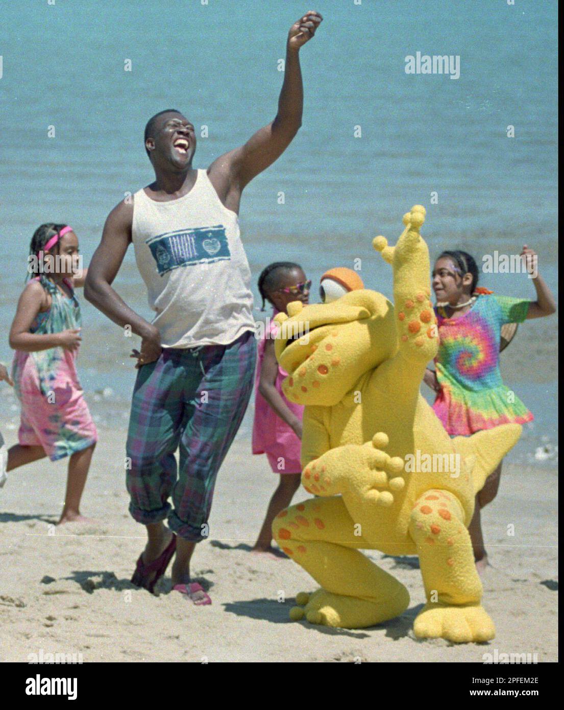 Ron Daise, along with Binyan Binyan Pollywog, perform a '60s dance ...