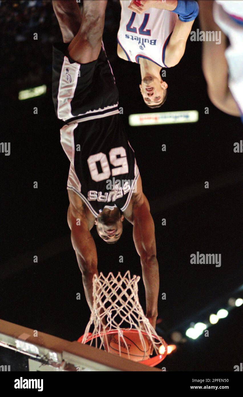 San Antonio Spurs' David Robinson (50) dunks as Washington Bullets ...