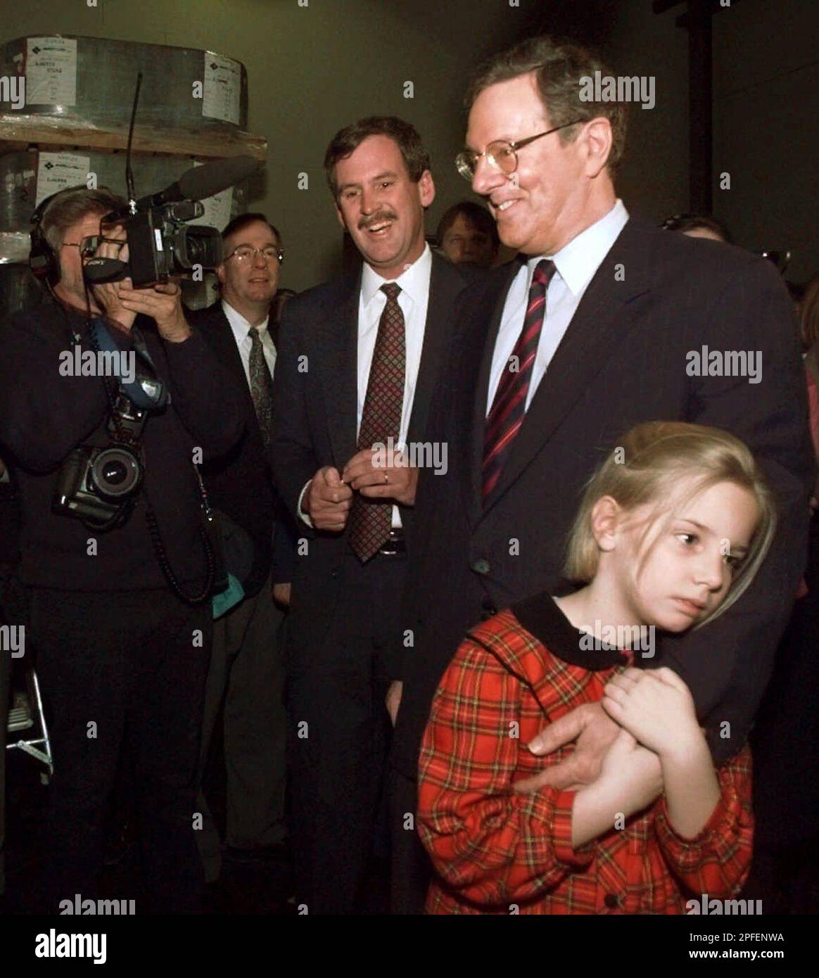 Elizabeth Forbes, 8, clings to the hand of her dad, Republican ...