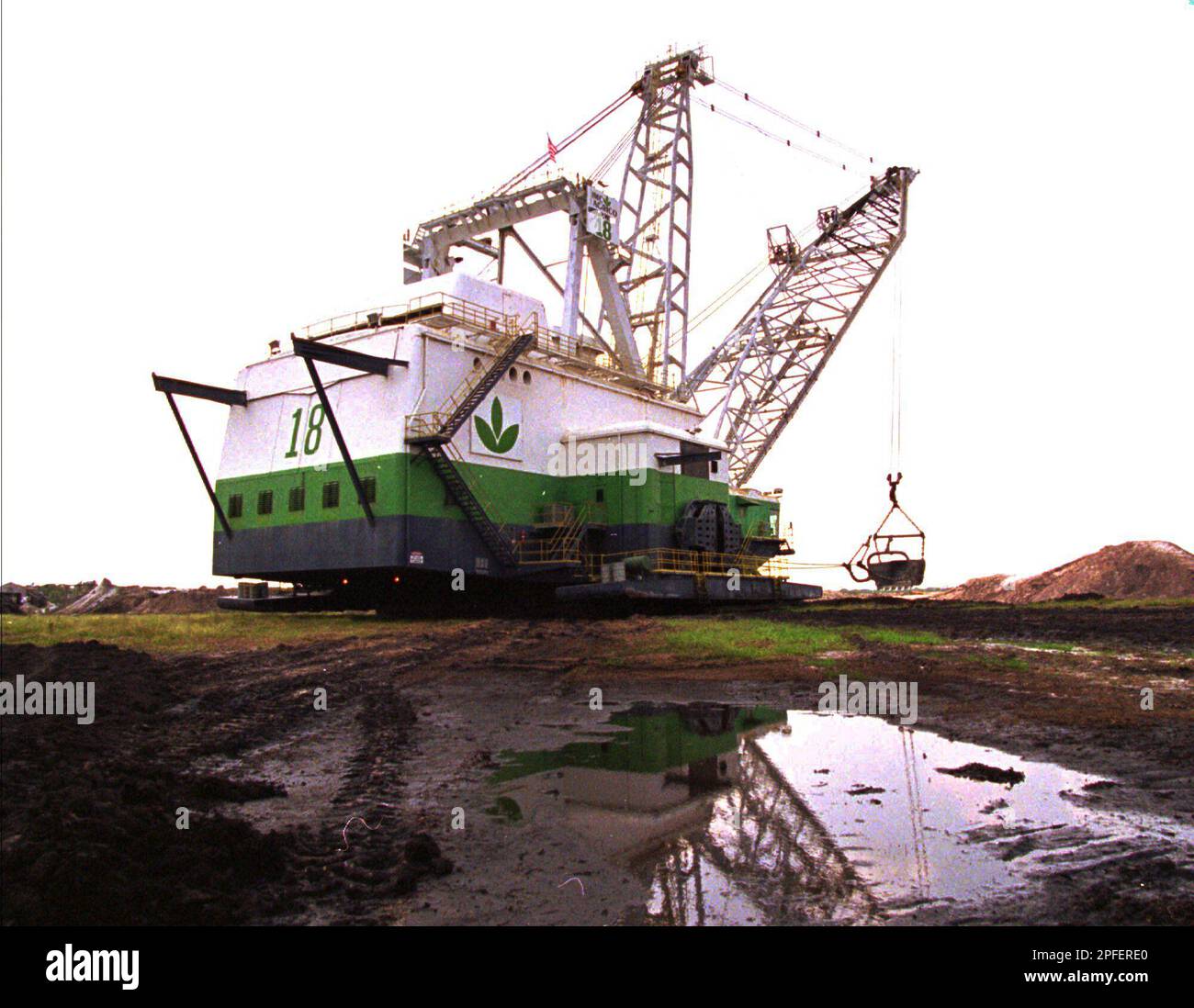 The giant draglines in phosphate mining near Mulberry, Fla., reshape ...