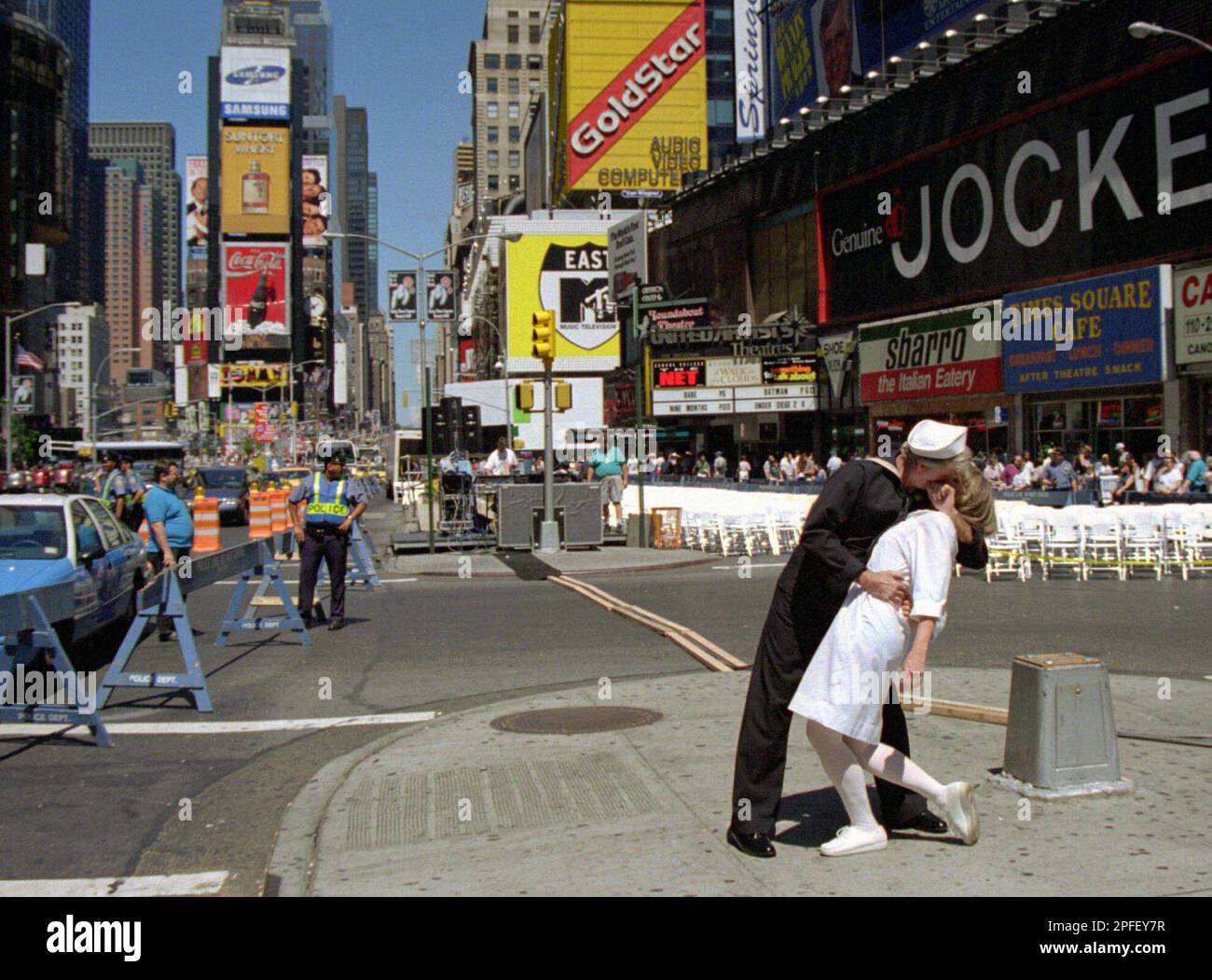Carl Muscarello and Edith Shain recreate their original pose from the ...