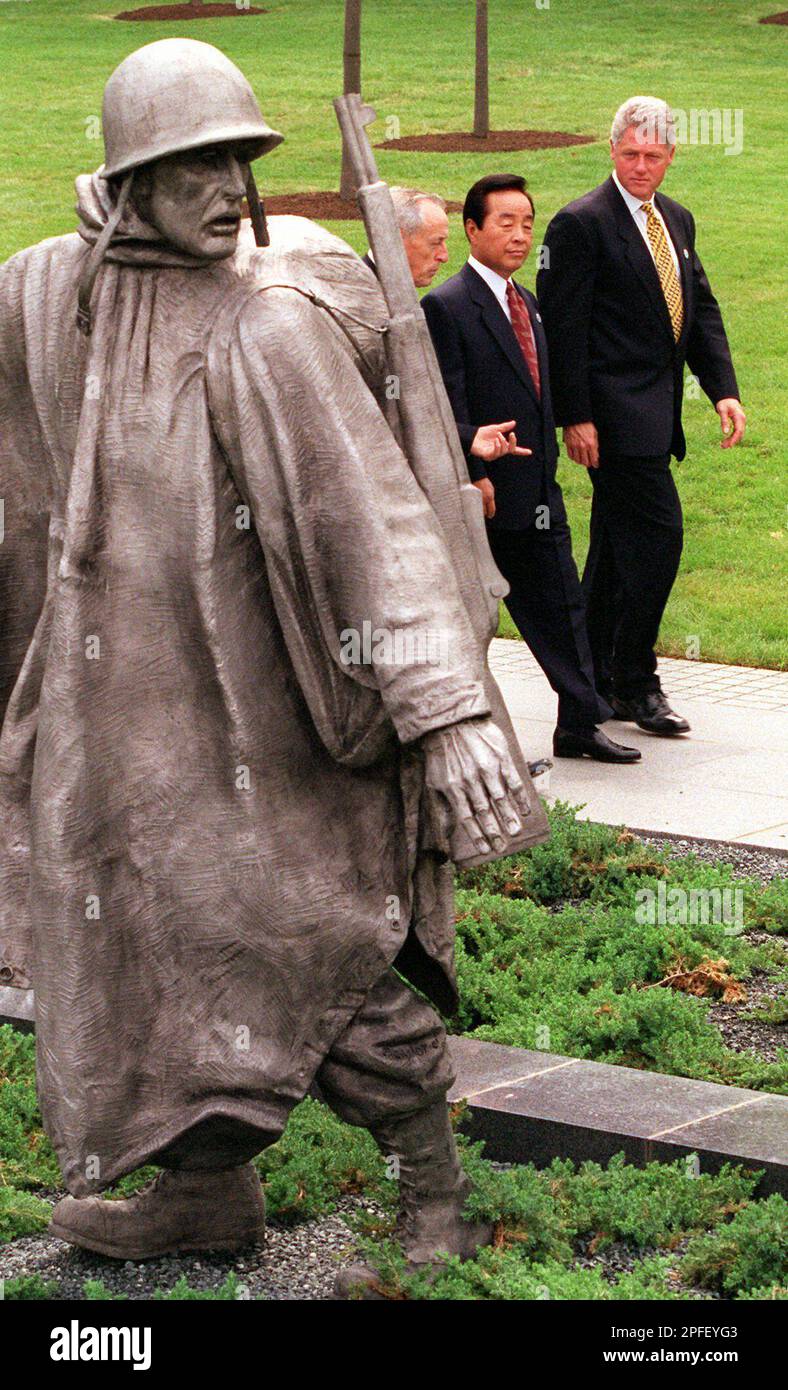 South Korean President Kim Young-sam is escorted by President Clinton ...