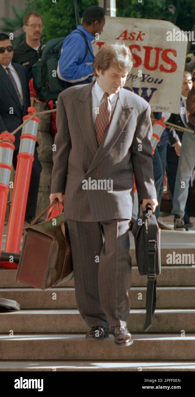 O.J. Simpson defense attorney Barry Scheck walks into the Los Angeles ...