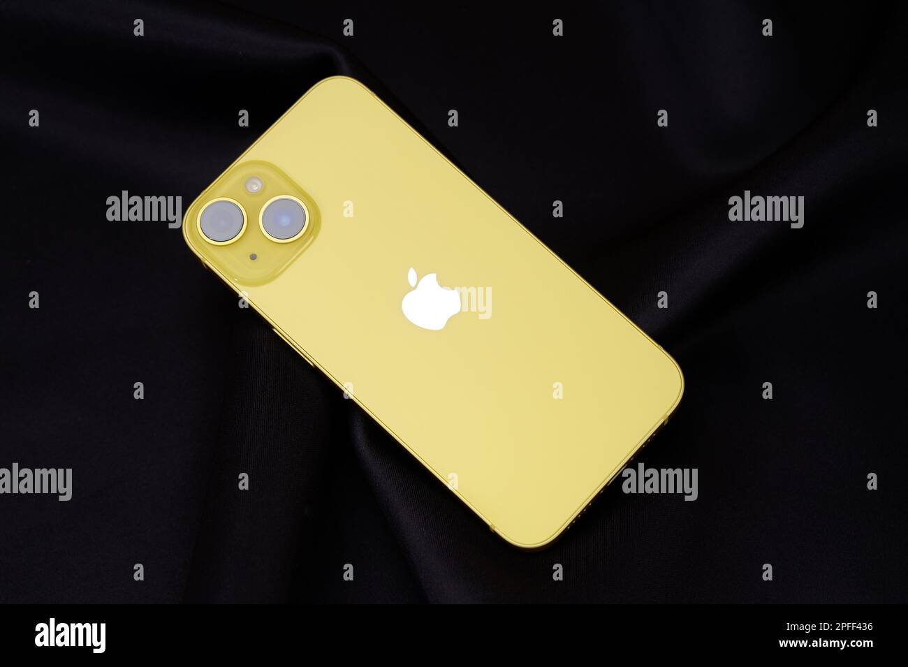 Iphone 14 yellow hi-res stock photography and images - Alamy