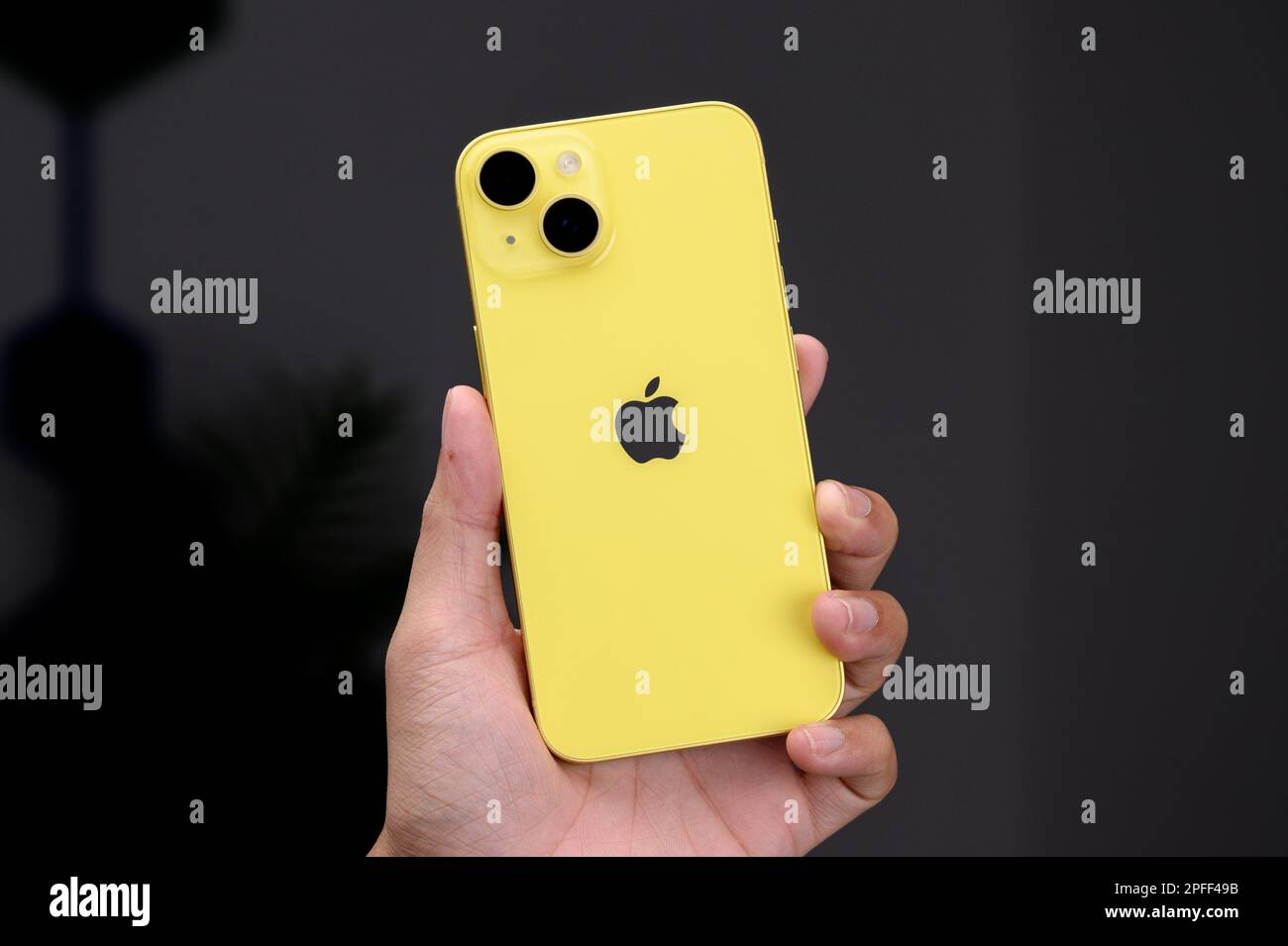 Iphone 14 yellow hi-res stock photography and images - Alamy