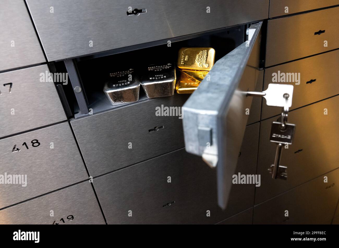 Gold bars vault hi-res stock photography and images - Alamy