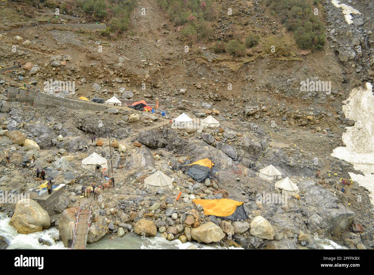 Laborer working for Kedarnath reconstruction after disaster. Kedarnath ...