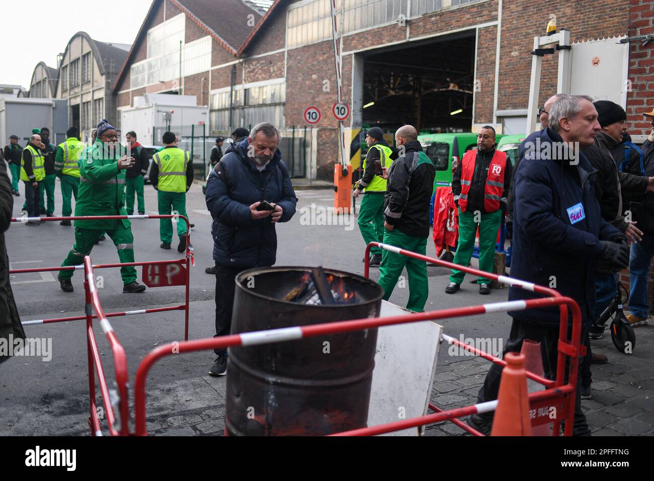 Paris, France, Friday, March 47, 2023. Gendarmes dislodge garbage ...