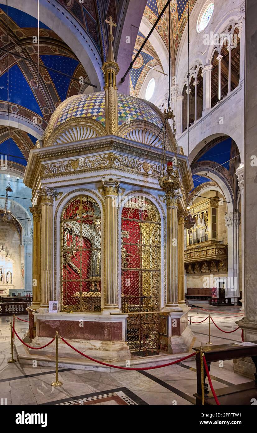 Volto Santo of Lucca, Shrine of the Sacred Face of Lucca in Cathedral ...