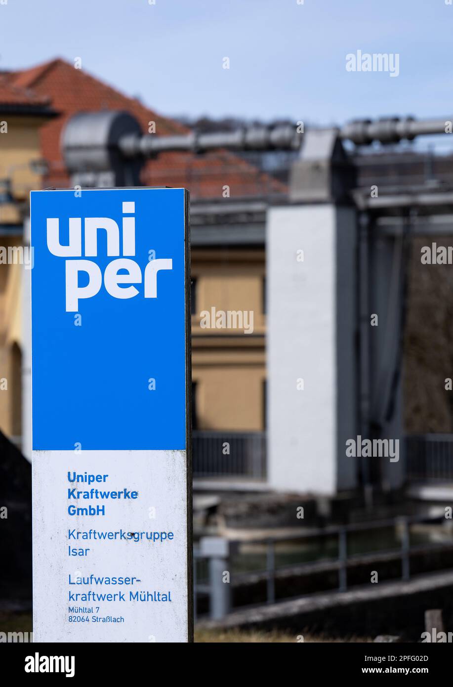 17 March 2023, Bavaria, Straßlach-Dingharting: A sign with the "uniper ...