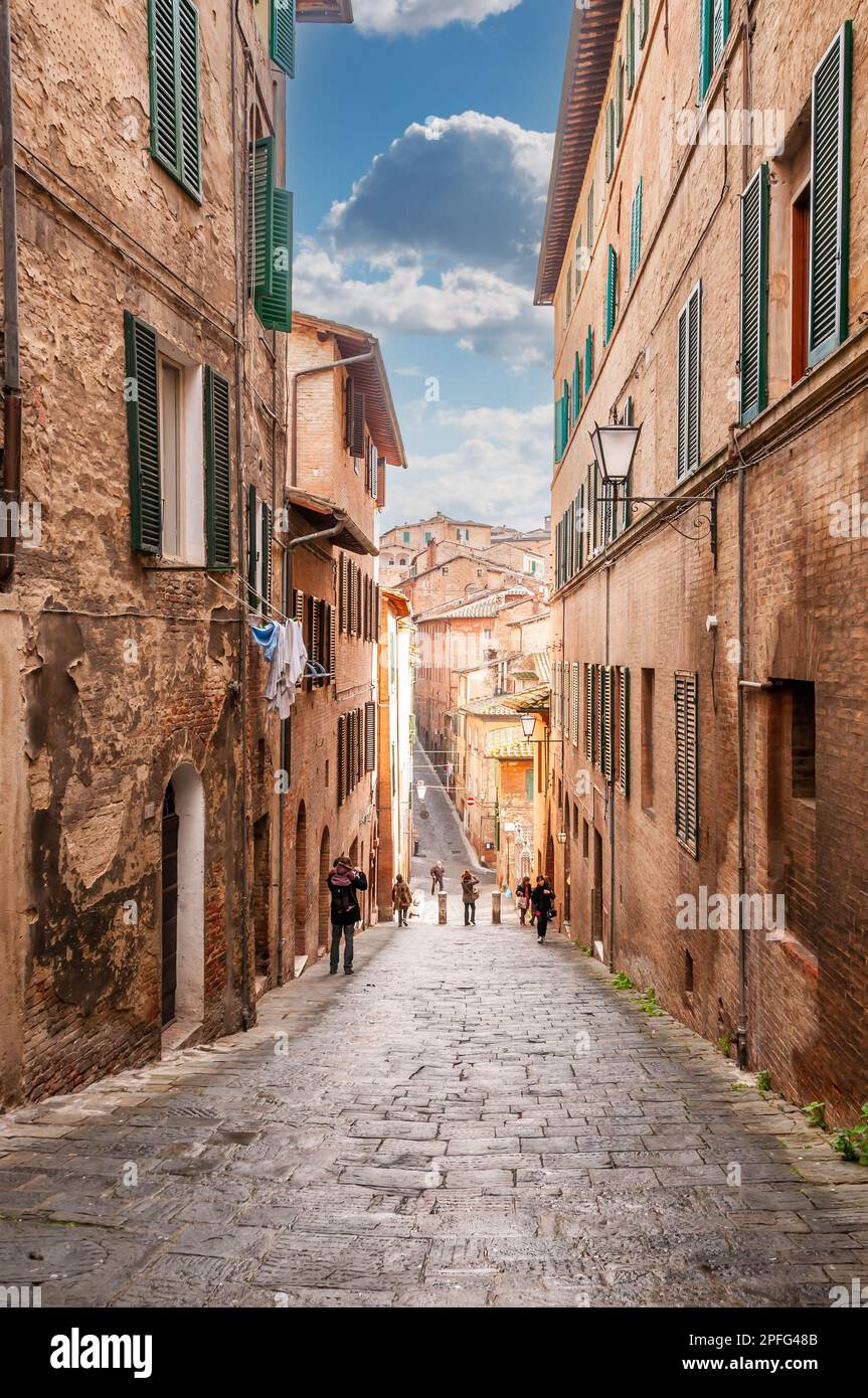 Narrow street facade hi-res stock photography and images - Alamy