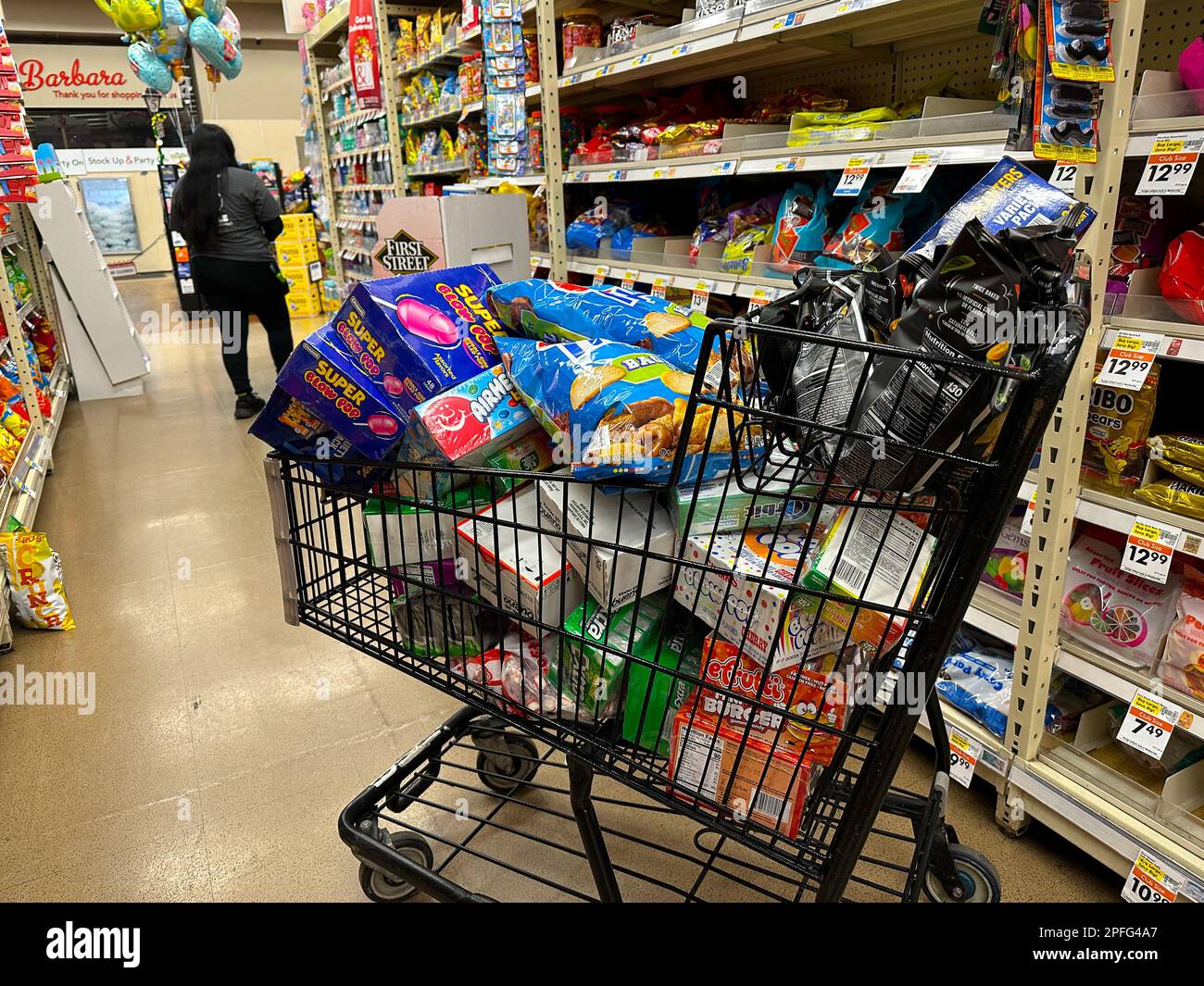 Grocery shopping cart junk food hi-res stock photography and images - Alamy