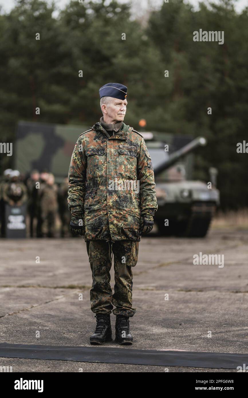 Lieutenant General Martin Schelleis, inspector of the armed forces base ...