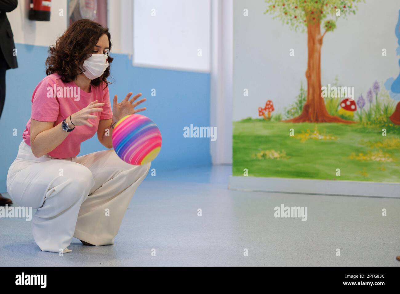The president of the Community of Madrid, Isabel Díaz Ayuso, plays ball ...