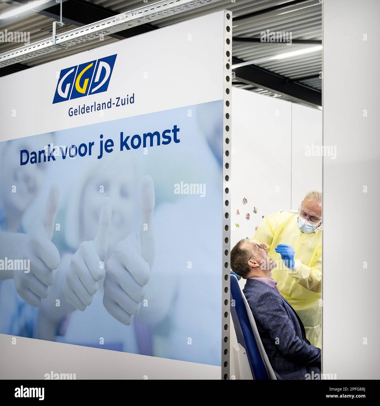 TIEL - The last corona test is taken from a person in a corona test ...