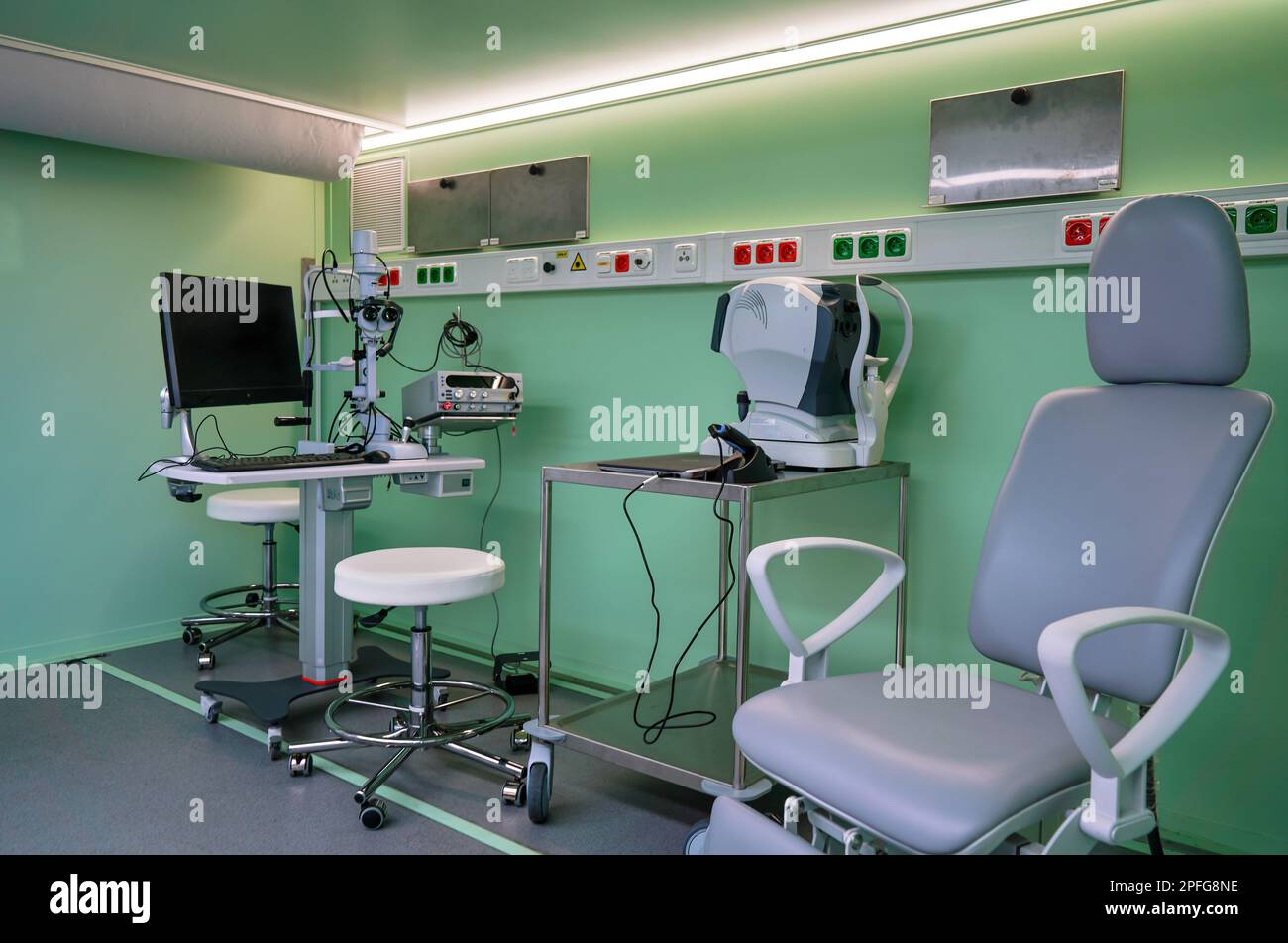 Army medical examination hi-res stock photography and images - Alamy