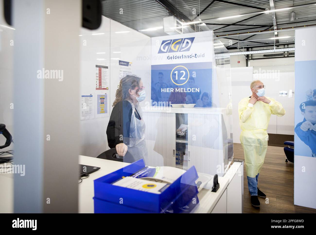 TIEL - Employees of the GGD in an empty corona test street. Now that ...