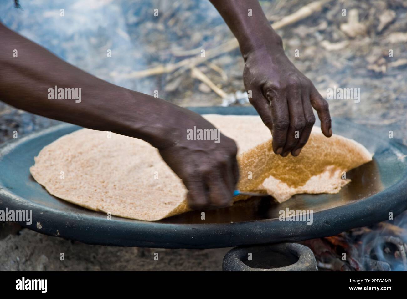 Ingera cooking, Jinka, Ethiopia Stock Photo - Alamy
