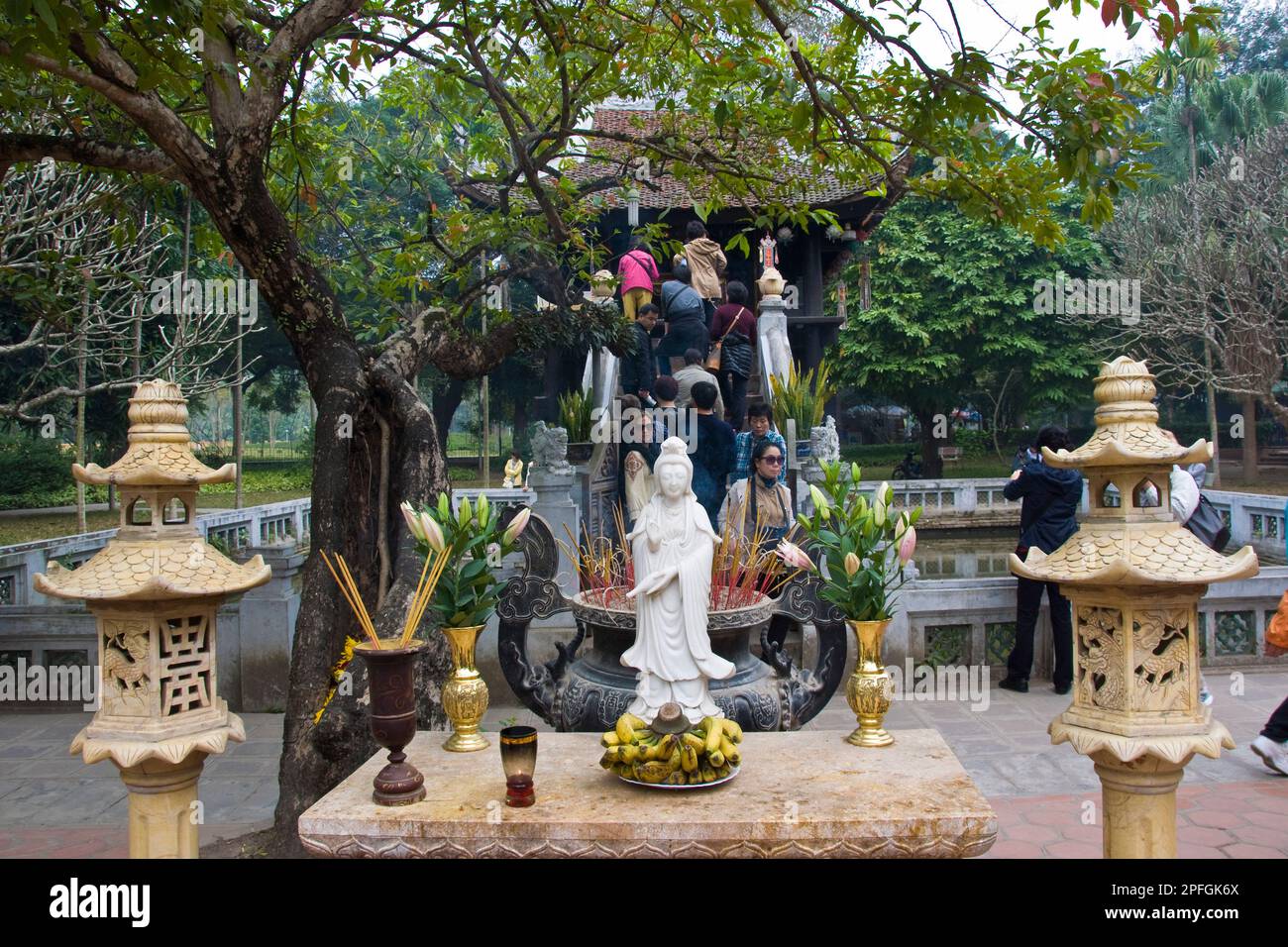 Single pillar pagoda, Hanoi, Vietnam Stock Photo - Alamy
