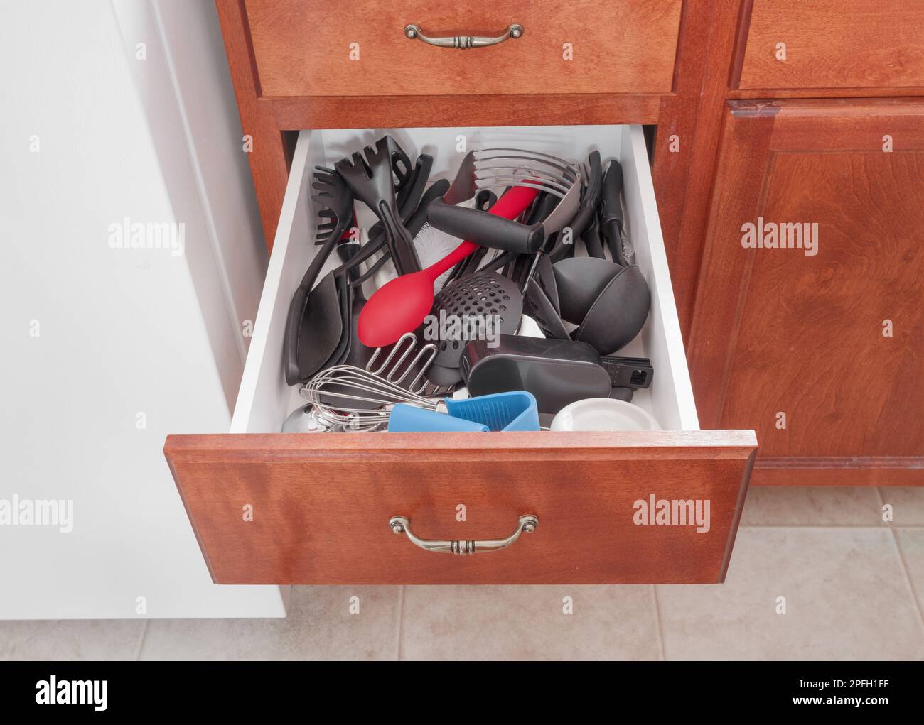 Messy and disorganized kitchen utensil drawer Stock Photo - Alamy