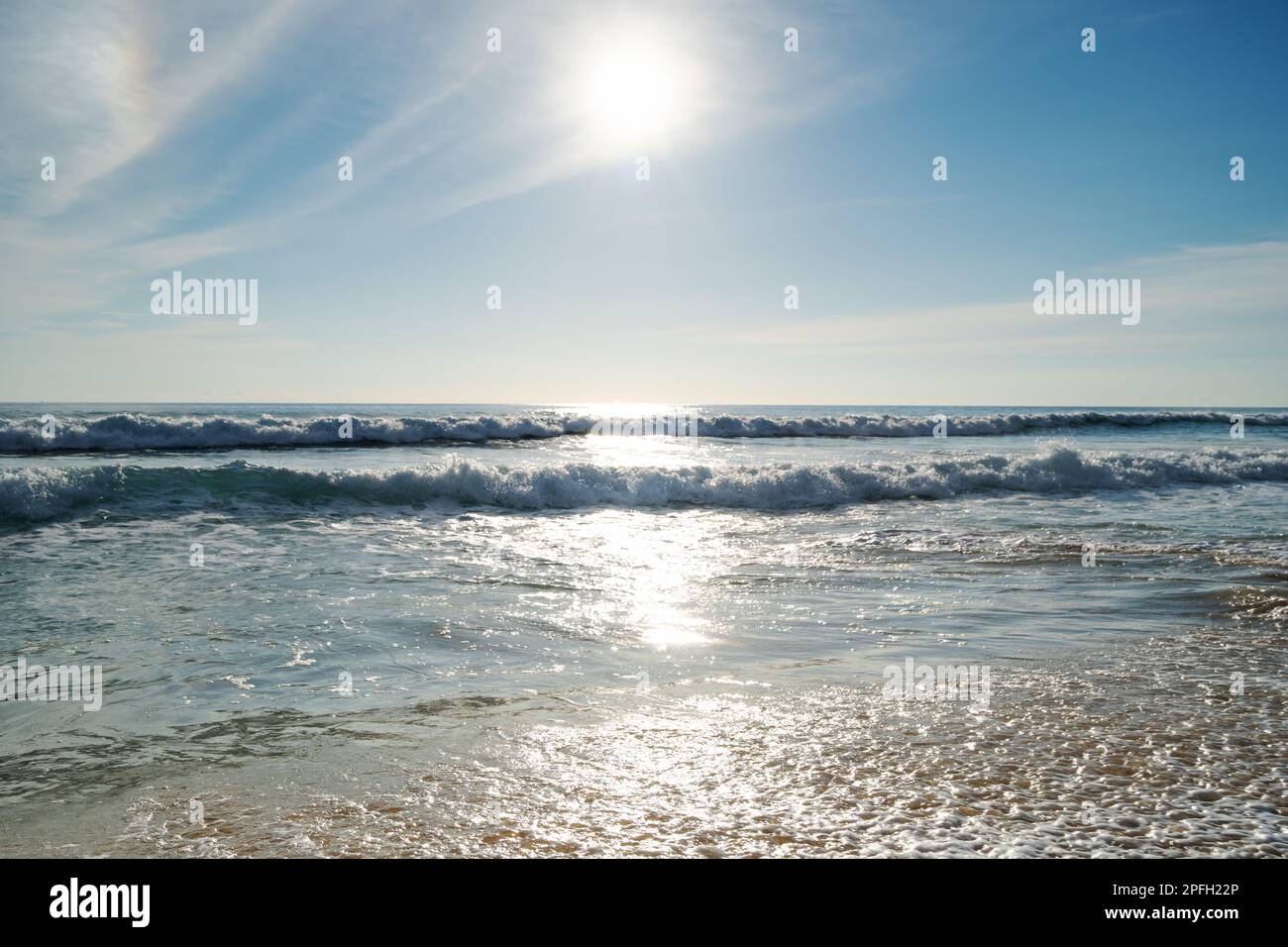 Realistic sun nature view Summer sunny day The horizon of the sea ocean ...