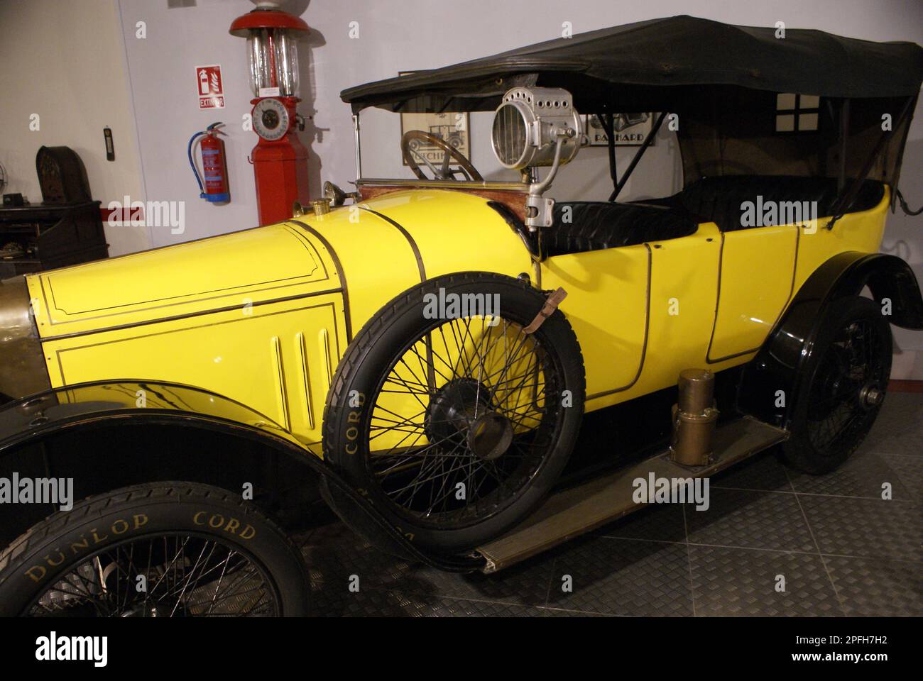 UN VEHICULE ANCIEN DE COULEUR JAUNE.MUSEE Stock Photo - Alamy