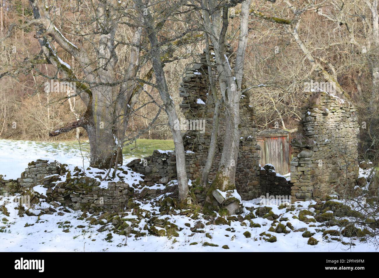 Old farmhouse ruins hi-res stock photography and images - Alamy