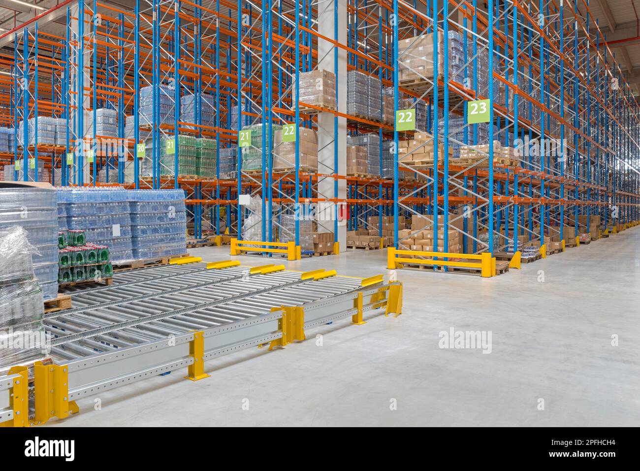 Floor Mountet Pallet Gravity Flow in Fulfillment Distribution Warehouse ...