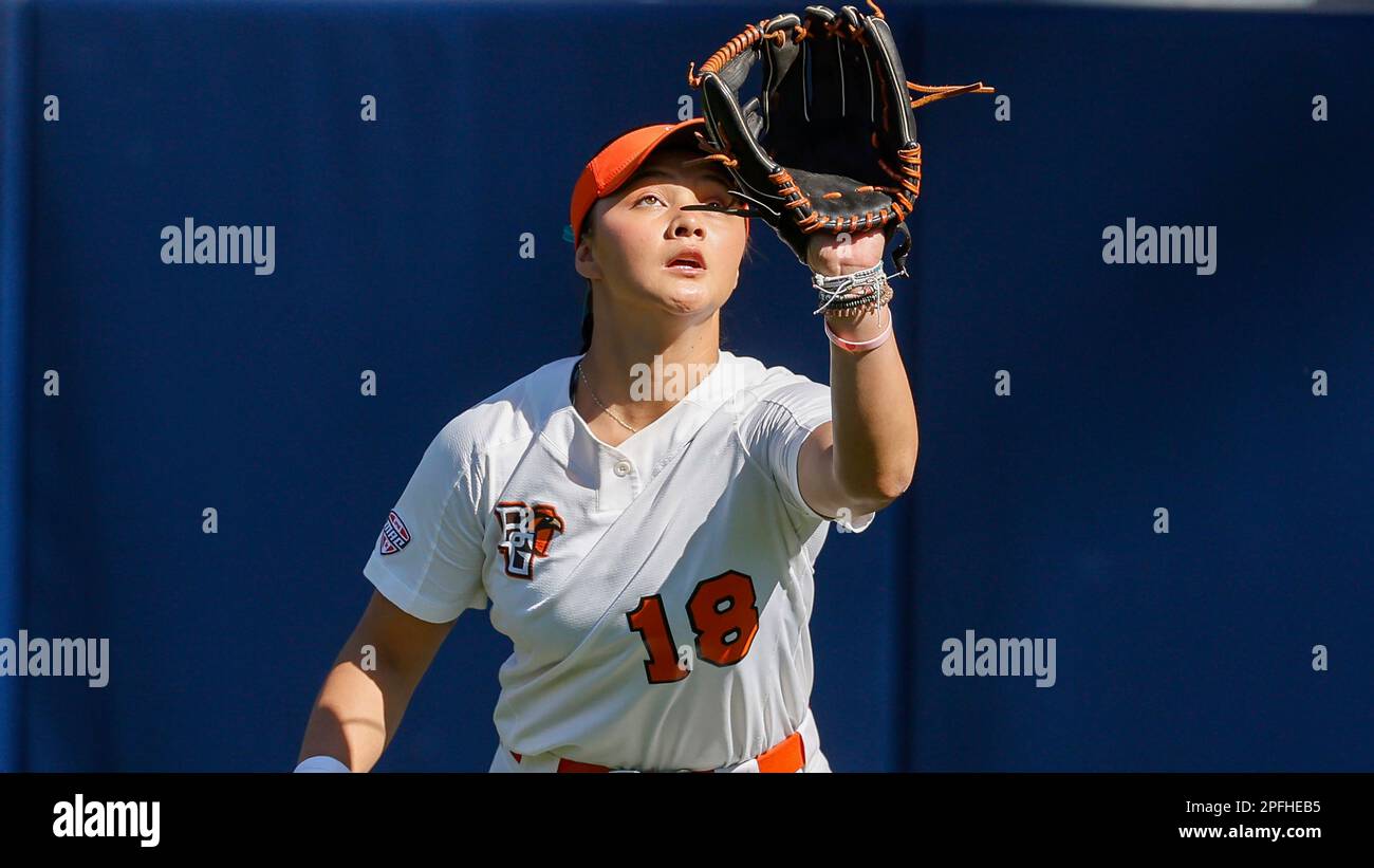 Bowling Green's Makailah Dees (18) fields the ball during an NCAA ...